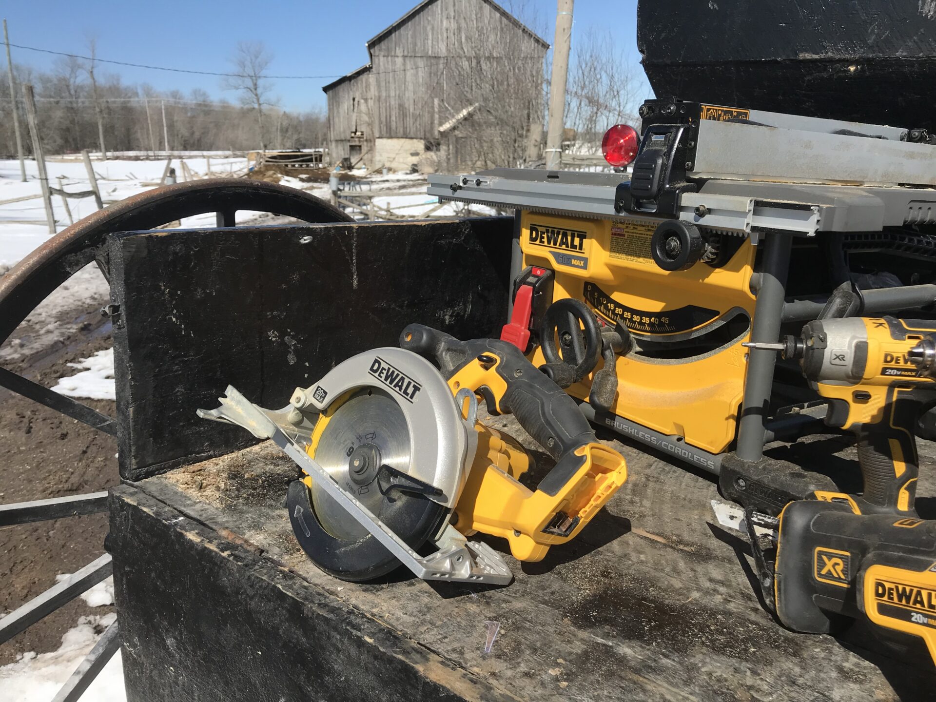 BACKWOODS CRAFTSMANSHIP: See How Amish Carpenters Use Cordless Tools