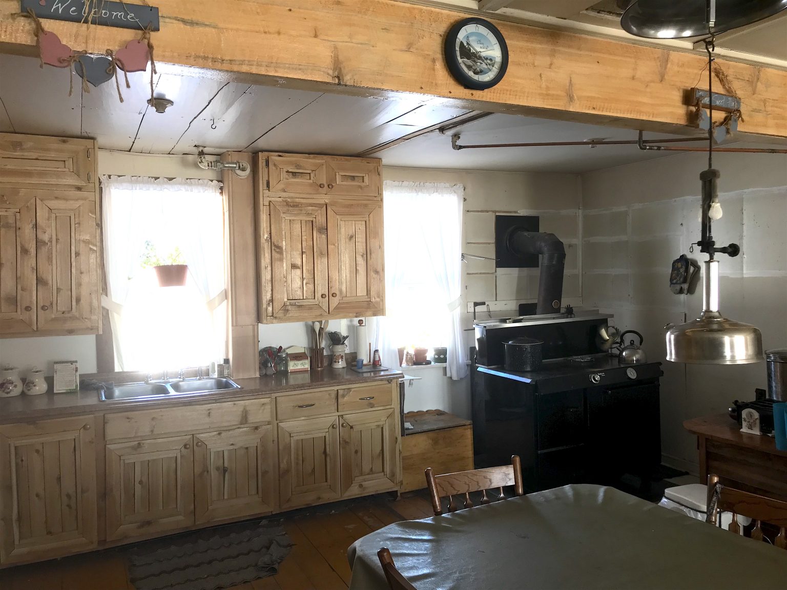 BACKWOODS CRAFTSMANSHIP: See How Amish Carpenters Use Cordless Tools